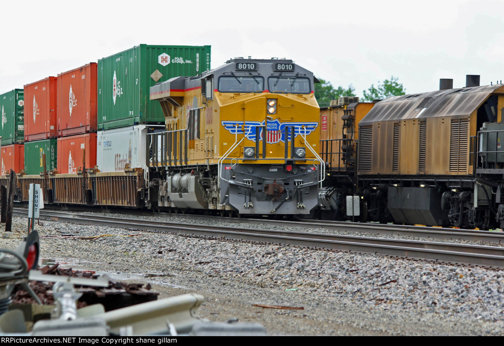 UP 8010 Works dpu past the loram rail grinder.